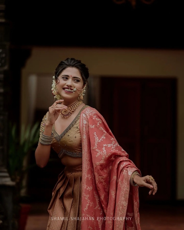 Sumesh & Ramesh Actress Anju krishna Ashok New Stylish And Royal Look ...