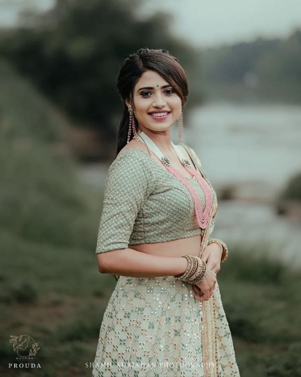 Sumesh & Ramesh Actress Anju krishna Ashok New Stylish And Royal Look ...