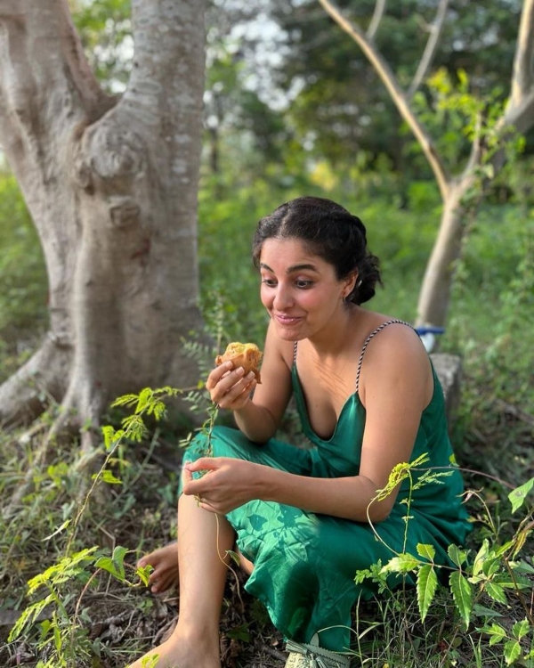 Isha Talwar In Thattathin Marayathu Song Muthuchippi