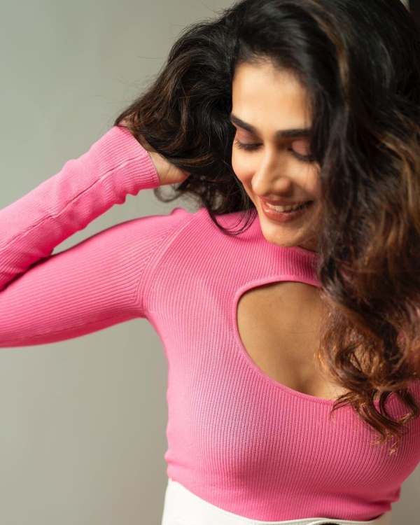 Akanksha Singh In Saree Navel