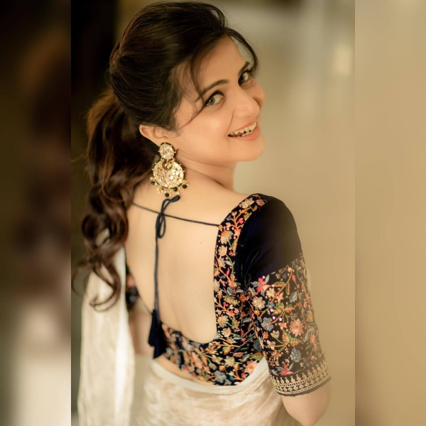 யாருக்கு இப்படி குனிந்து பார்த்து 'ஹாய்' சொல்கிறார்...தேவதையாய் ...