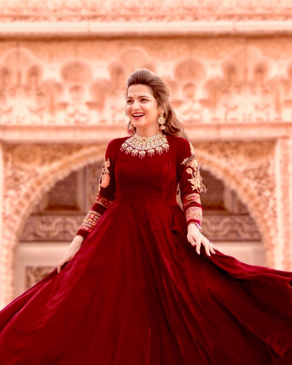 யாருக்கு இப்படி குனிந்து பார்த்து 'ஹாய்' சொல்கிறார்...தேவதையாய் ...