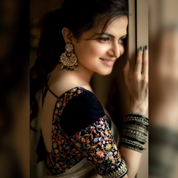 யாருக்கு இப்படி குனிந்து பார்த்து 'ஹாய்' சொல்கிறார்...தேவதையாய் ...