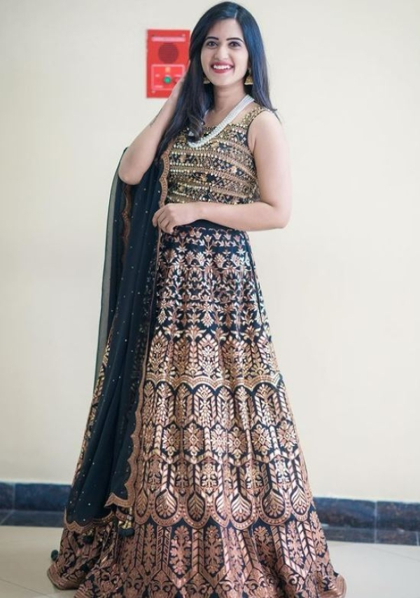 Anchor Sravanthi: యాంకర్ స్రవంతి పరువాల ప్రదర్శన.. అబ్బో అరాచకమైన ...