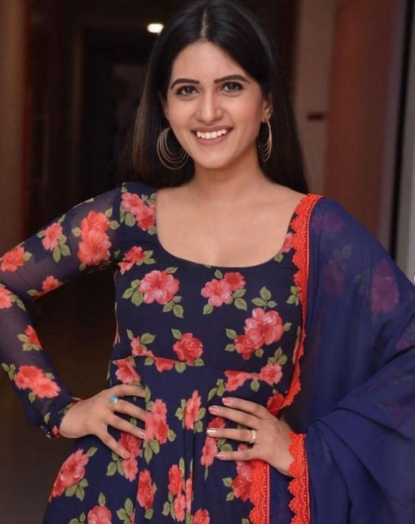 Anchor Sravanthi: యాంకర్ స్రవంతి గ్లామర్ ట్రీట్.. తొలిసారి ఈ రేంజ్‌లో ...