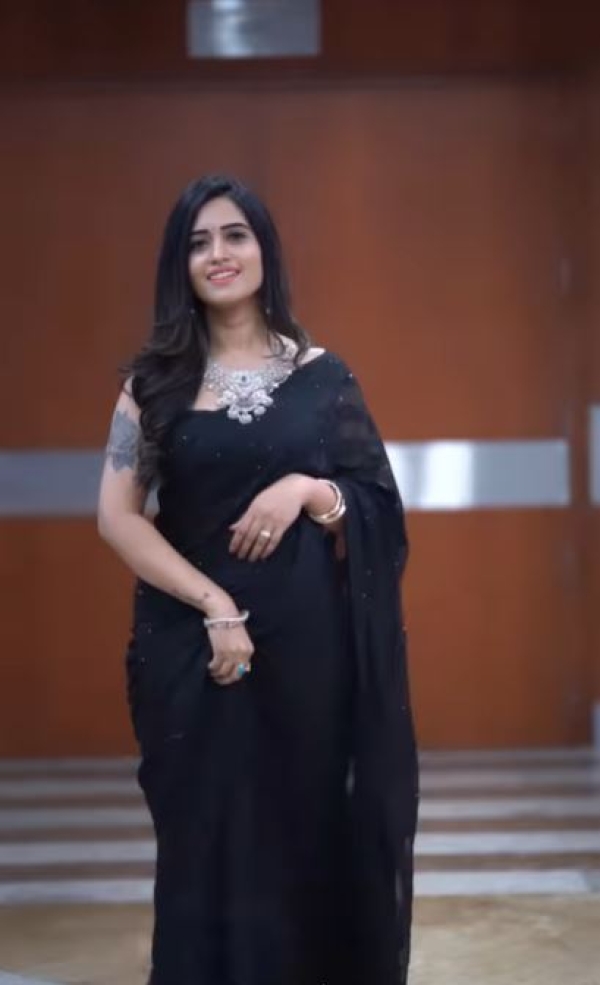 Anchor Sravanthi: బీచ్‌లో రెచ్చిపోయిన యాంకర్ స్రవంతి.. తడిచిన అందాలతో ...