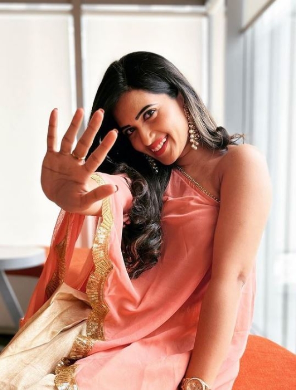 Anchor Sravanthi: బీచ్‌లో రెచ్చిపోయిన యాంకర్ స్రవంతి.. తడిచిన అందాలతో ...