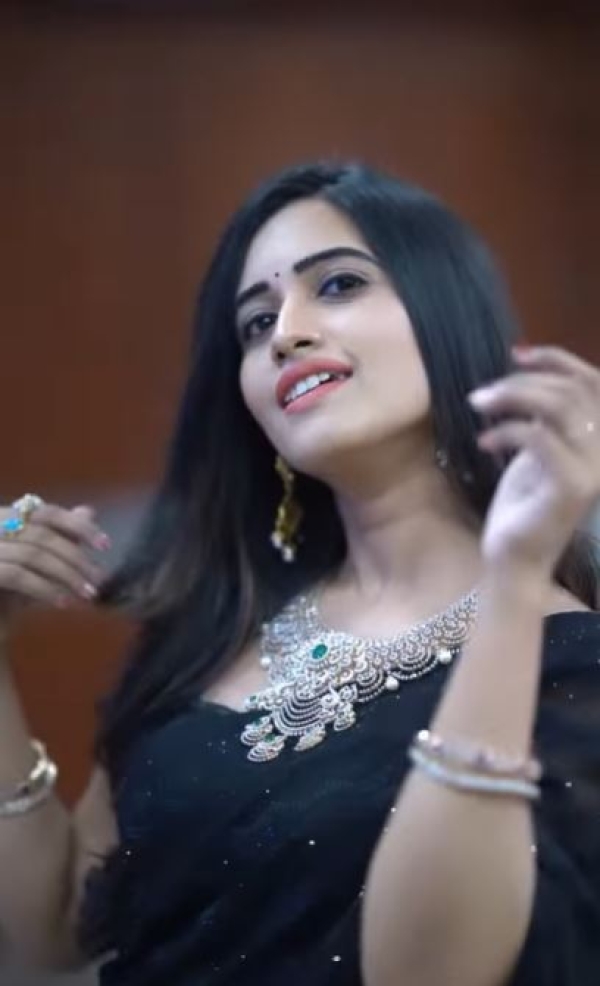 Anchor Sravanthi: బీచ్‌లో రెచ్చిపోయిన యాంకర్ స్రవంతి.. తడిచిన అందాలతో ...