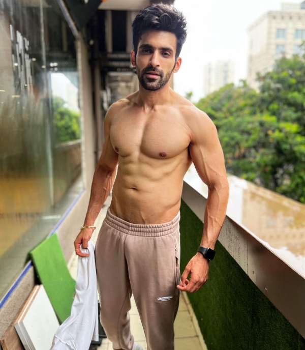 Arjit Taneja Enjoys Mumbai Rains In THIS HOT Manner