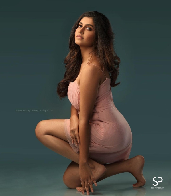 Mollywood Actress Resna Pavithran Sets Fire on Social Media in Gorgeous White Outfit | ഇത് ...