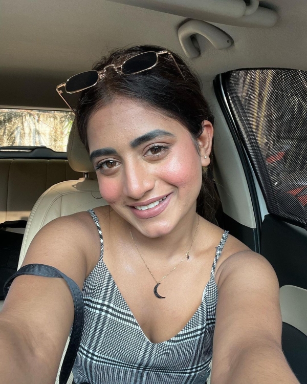 Nayani Pavani: హీరోయిన్లకు తగ్గకుండా అందాలు ఆరబోస్తున్న నయనిపావని ...
