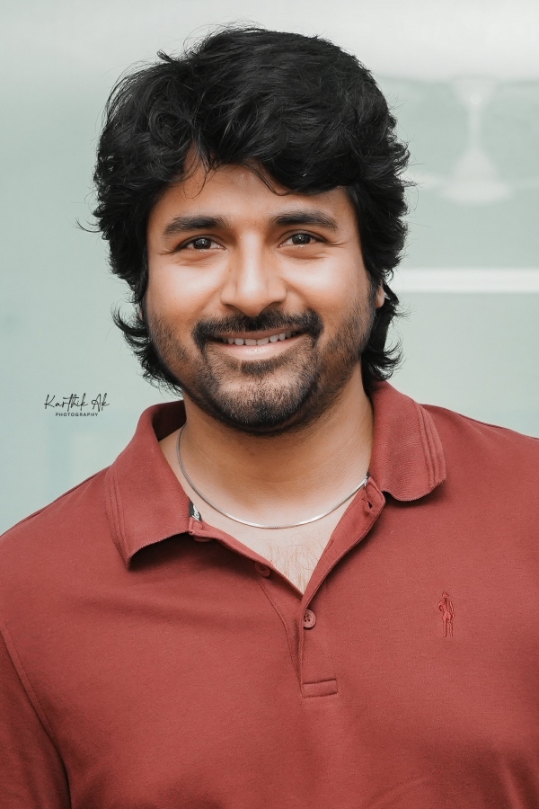 ப்பா.. என்ன க்யூட்.. பிரின்ஸ் சிவகார்த்திகேயனின் புதிய லுக் ...