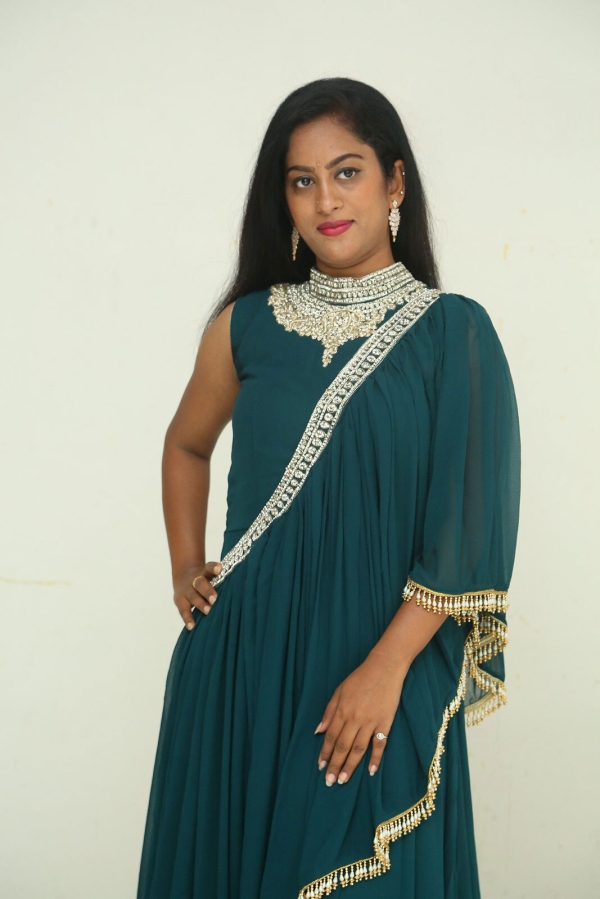Sakshi Photos: Latest HD Images, Pictures, Stills & Pics - FilmiBeat