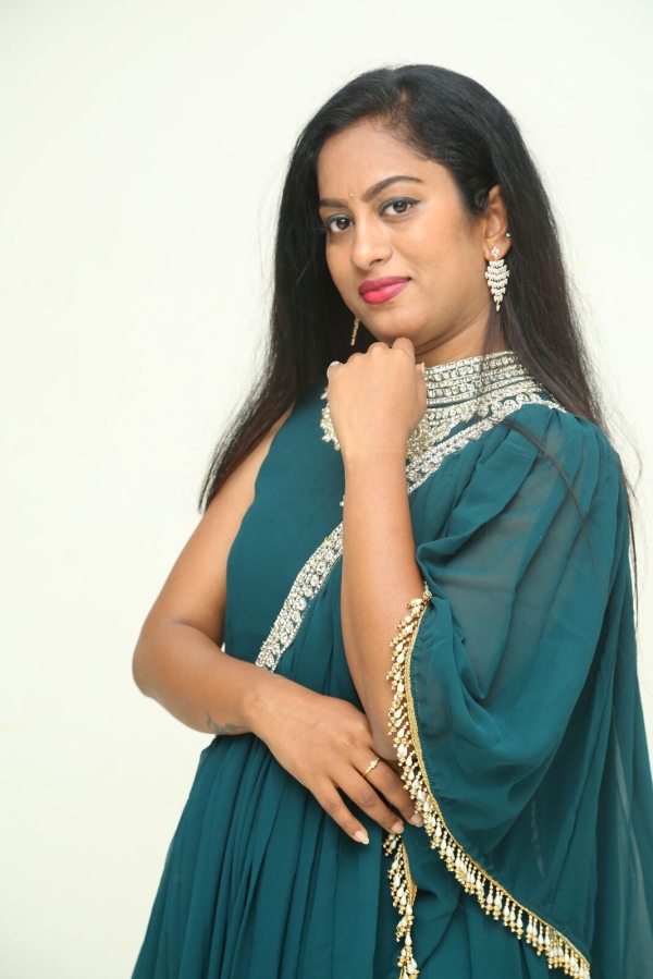 Sakshi Photos: Latest HD Images, Pictures, Stills & Pics - FilmiBeat