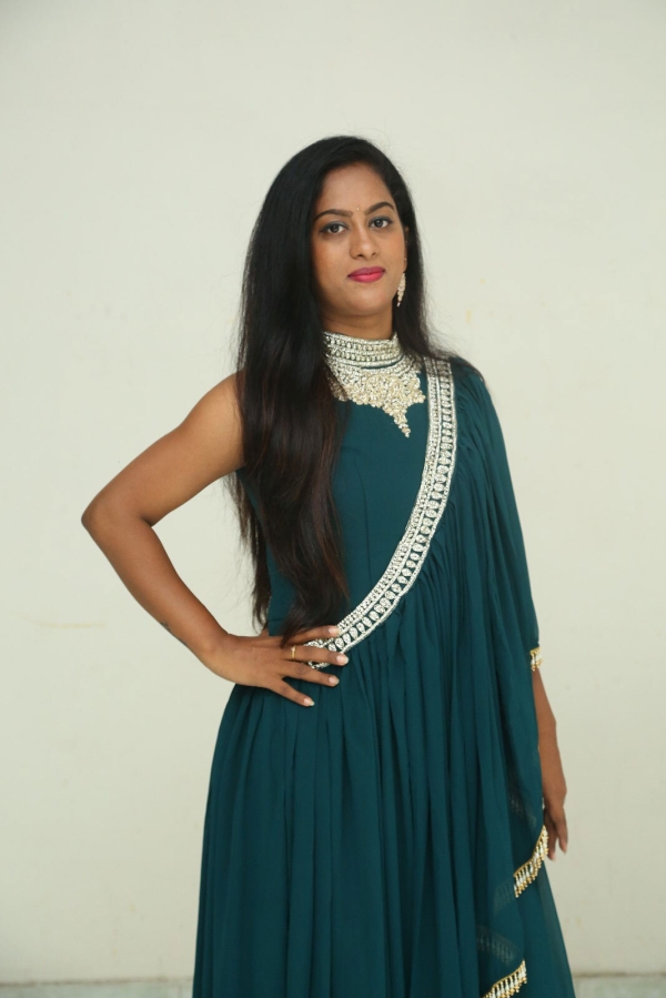 Sakshi Photos: Latest HD Images, Pictures, Stills & Pics - FilmiBeat