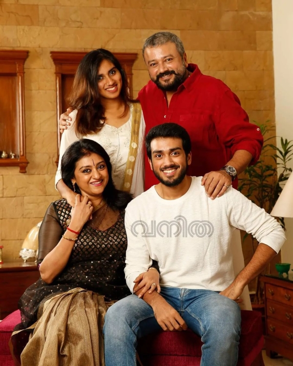 Actor Jayaram and Family Waiting For Mani Ratnam's Ponniyin Selvam | പാ ...