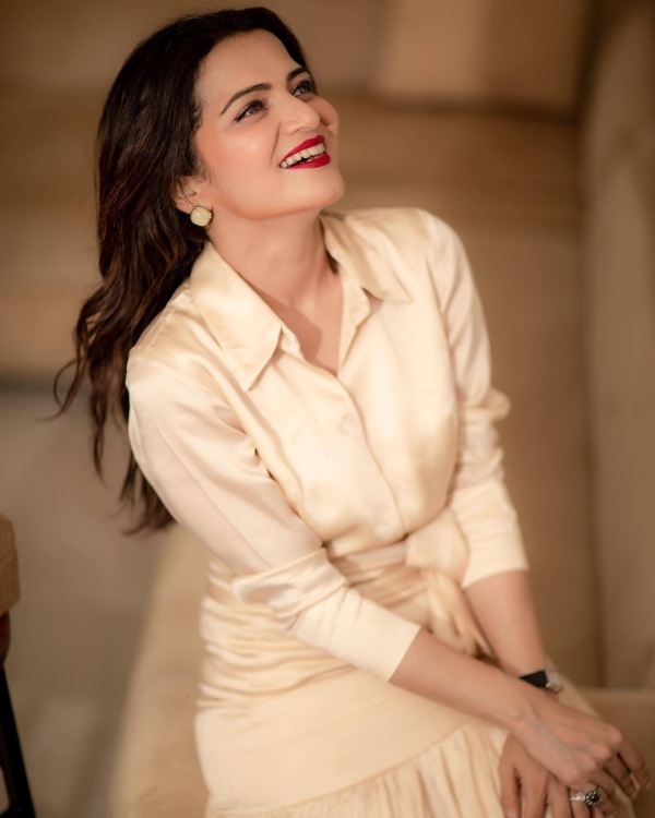 அழகு டாலாய் சொக்க வைக்கும் டிடி நீலகண்டன்...இந்த அழகுக்கு முன்னால மொத்த ...