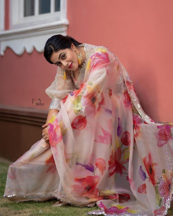 ಲಂಗ ದಾವಣಿಯಲ್ಲಿ ನಟಿ ಪೂರ್ಣ ಚಿತ್ರಗಳು | Actress Poorna Cute And Sizzling ...