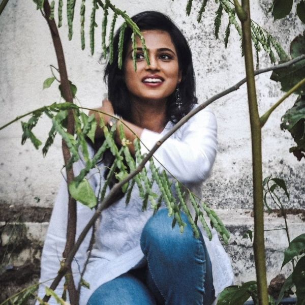 கருப்பு உடையில் வெள்ளை நிலா.. ரசிகர்கள் கமெண்ட் கொஞ்சம் ஓவராத்தான் ...