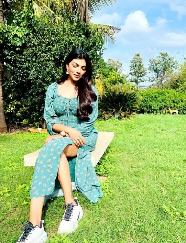 Lahari Shari: బిగ్ బాస్ లహరి అందాలు.. లేటెస్ట్ పిక్స్‌లో ఎలా ఉందో ...