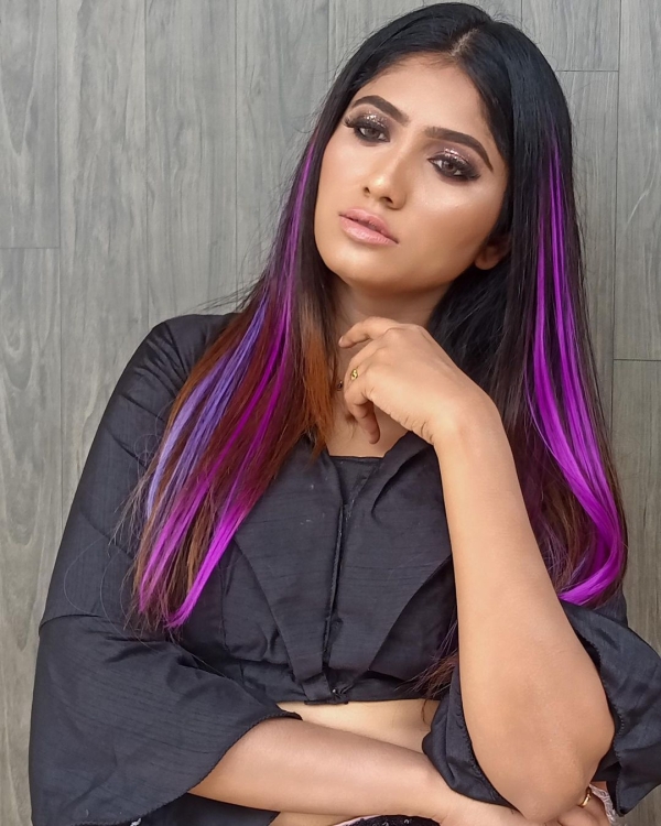 PHOTOS: பிக் பாஸ் ஜூலி இப்போ யாருகூட நின்னு போஸ் கொடுத்துருக்காருன்னு ...