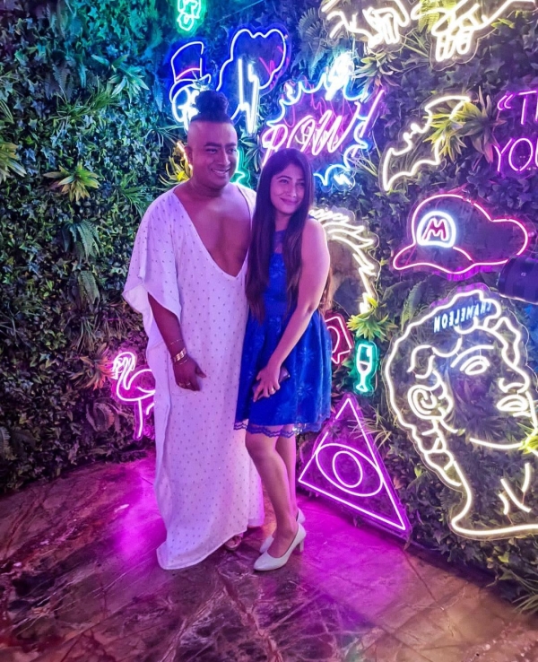 PHOTOS: பிக் பாஸ் ஜூலி இப்போ யாருகூட நின்னு போஸ் கொடுத்துருக்காருன்னு ...