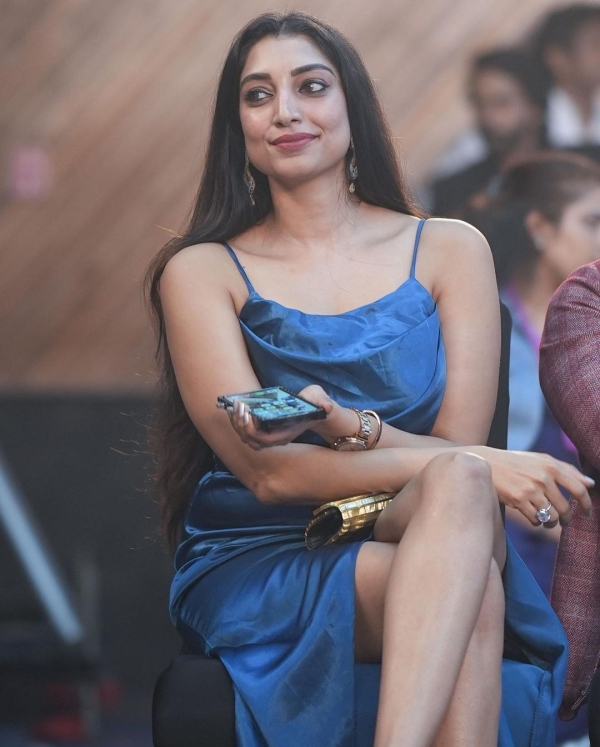 Bigg Boss Malayalam Fame Rithu Manthra Spoted In Blue Outfit in Le ...