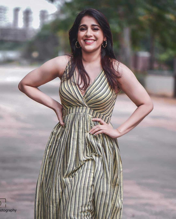 Extra Jabardasth Fame Rashmi Gautam Hot And Cute Pics Goes Viral Photos