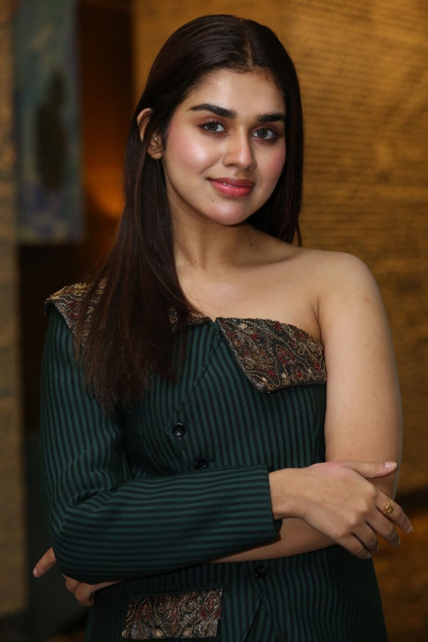 Meenakshi Govindarajan Photos: Latest HD Images, Pictures, Stills ...
