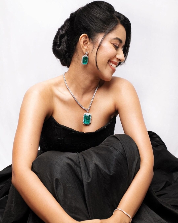 அப்படியே மின்னுதுஅரைகுறை ஆடையில் மிர்னாலினி ரவி வெளியிட்ட ஹாட் போட்டோ Mirnalini Ravi Hot