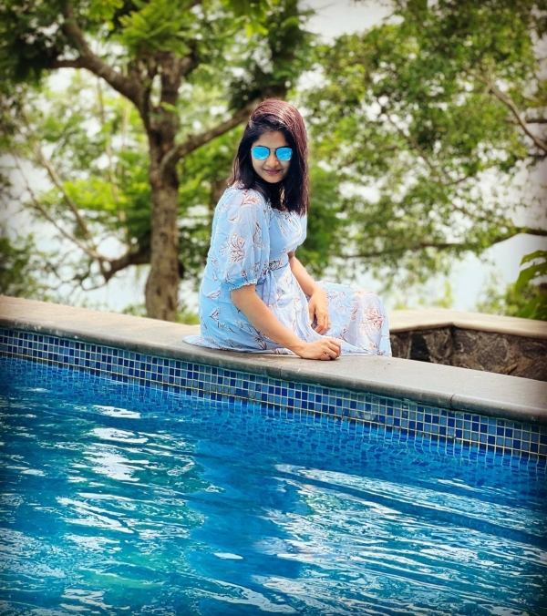 ப்பா.. எவ்ளோ அழகா இருக்காரு மோனிஷா நெல்சன்.. பாரீஸில் தனியா பிக்னிக் ...