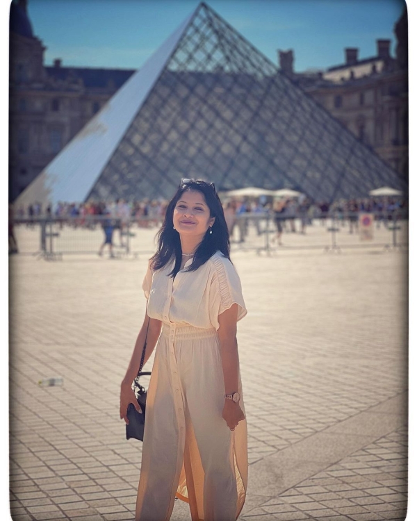 ப்பா.. எவ்ளோ அழகா இருக்காரு மோனிஷா நெல்சன்.. பாரீஸில் தனியா பிக்னிக் ...