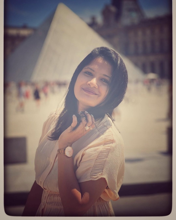 ப்பா.. எவ்ளோ அழகா இருக்காரு மோனிஷா நெல்சன்.. பாரீஸில் தனியா பிக்னிக் ...