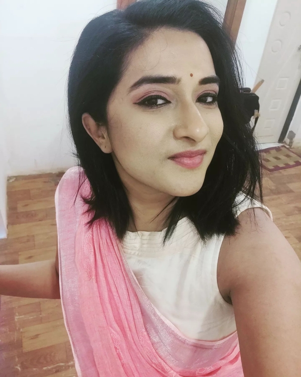 அந்த சிரிப்பு அப்படியே இருக்கே.. வேலம்மாள் சீரியல் நடிகை ரம்யா ராமகிருஷ்ணனின் லேட்டஸ்ட் க்ளிக்ஸ் ...