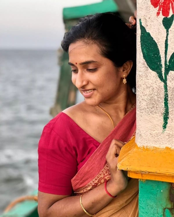 அந்த சிரிப்பு அப்படியே இருக்கே.. வேலம்மாள் சீரியல் நடிகை ரம்யா ராமகிருஷ்ணனின் லேட்டஸ்ட் க்ளிக்ஸ் ...