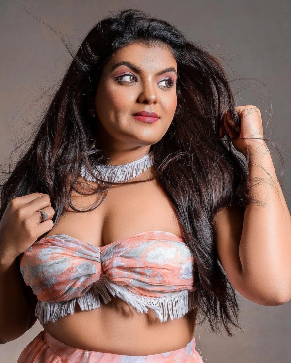 Tejashree Jadhav Sizzling Viral Pics Photos