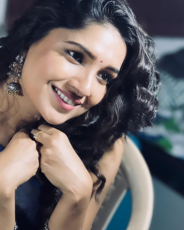 அட..லேடி சூப்பர் ஸ்டார் மாதிரியே இருக்காங்களே..வாணி போஜனை கொஞ்சும் ரசிகர்கள்! | vani bhojan ...