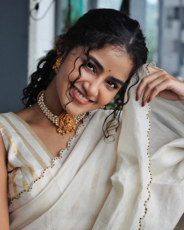 Actress Anupama Parameswaran in Onam saree showing off her Beauty Photos