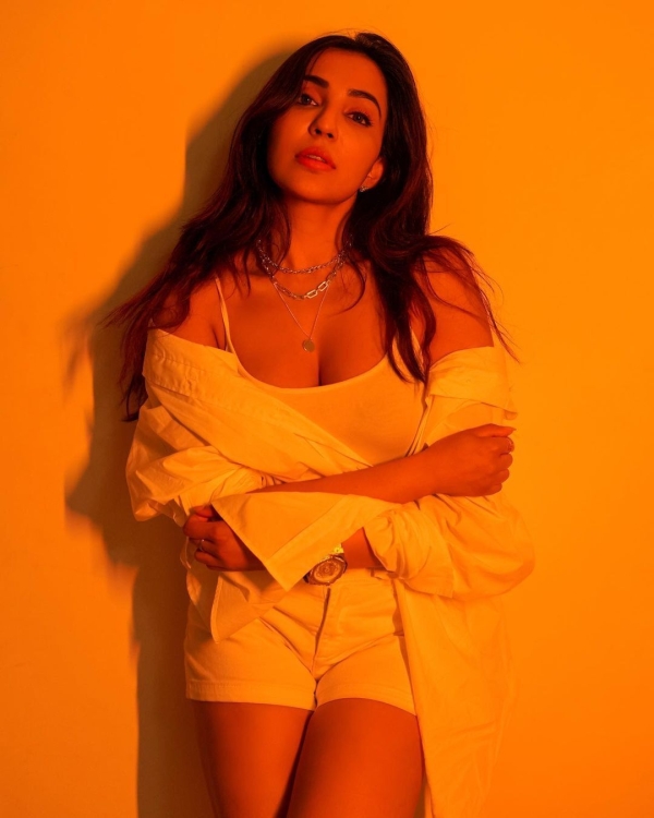 நாளுக்கு நாள் கிளாமரை ஏற்றி ரசிகர்களை இம்சை செய்யும் பார்வதி நாயர்.. என்னதான் திட்டம்னு ...