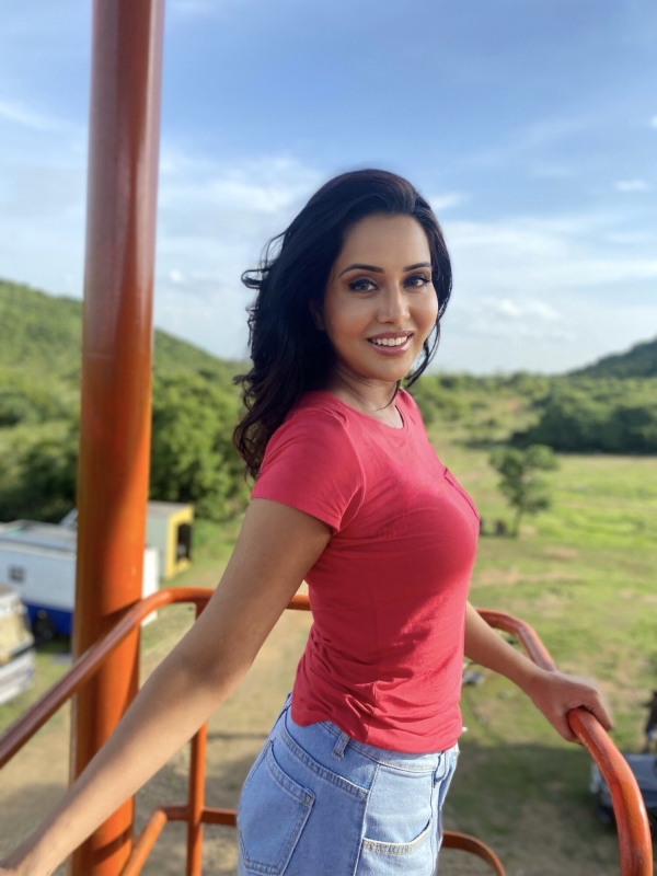 பாரம்பரிய உடையிலும் ஏகத்துக்கு கவர்ச்சி.. ஒரு முடிவோடதான் இருக்காங்க ...