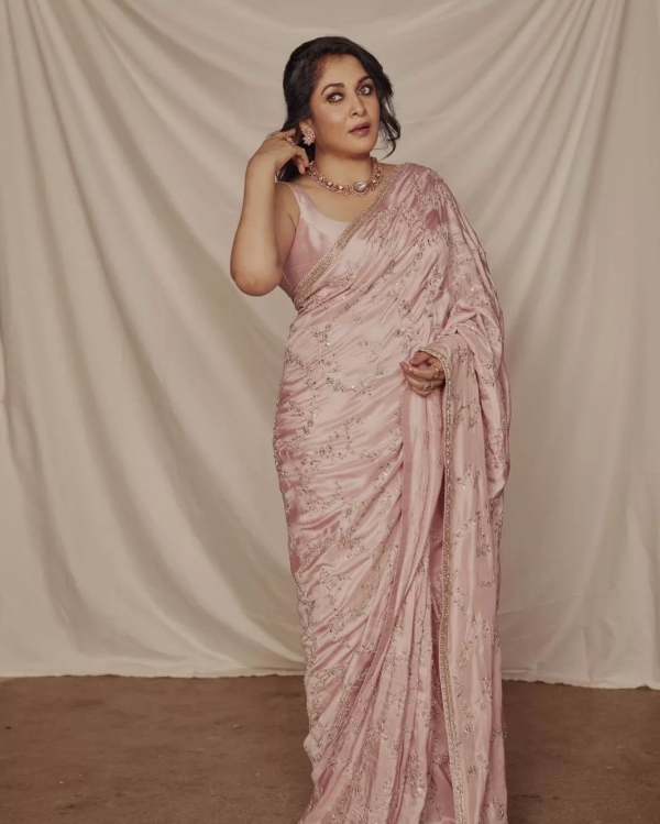 அப்படியே இருக்கீங்களே நீலாம்பரி..வயசானாலும் தகதகவென அழகில் ஜொலிக்கும் ...