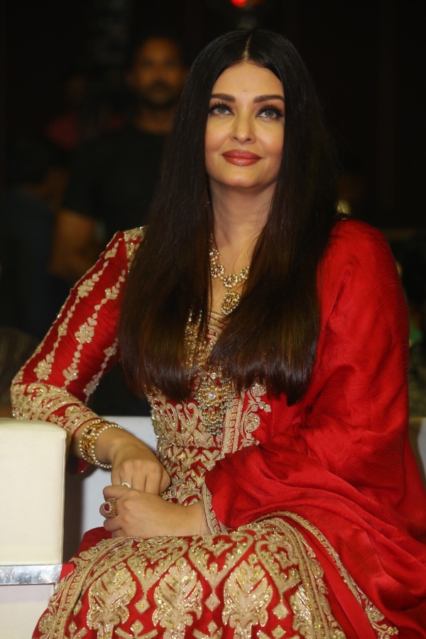 Aishwarya Rai Bachchan దేవకన్యలా మెరిసిన ఐశ్వర్యరాయ్.. పొన్నియెన్ ...