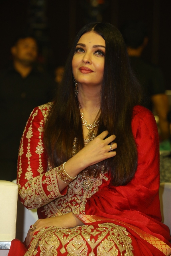 Aishwarya Rai Bachchan Looks Stunning At PS-1 Pre Release Event