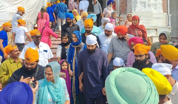 Allu Arjun with family at golden temple to seek blessings