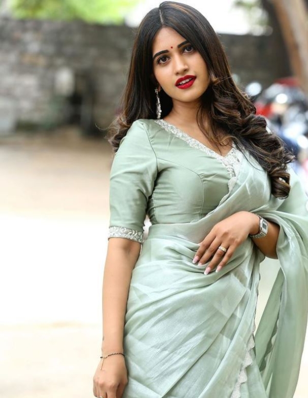Anchor Sravanthi యాంకర్ స్రవంతి అందాల ఆరాచకం అబ్బో ఏముంది గురూ Anchor Sravanthi Chokarapu 