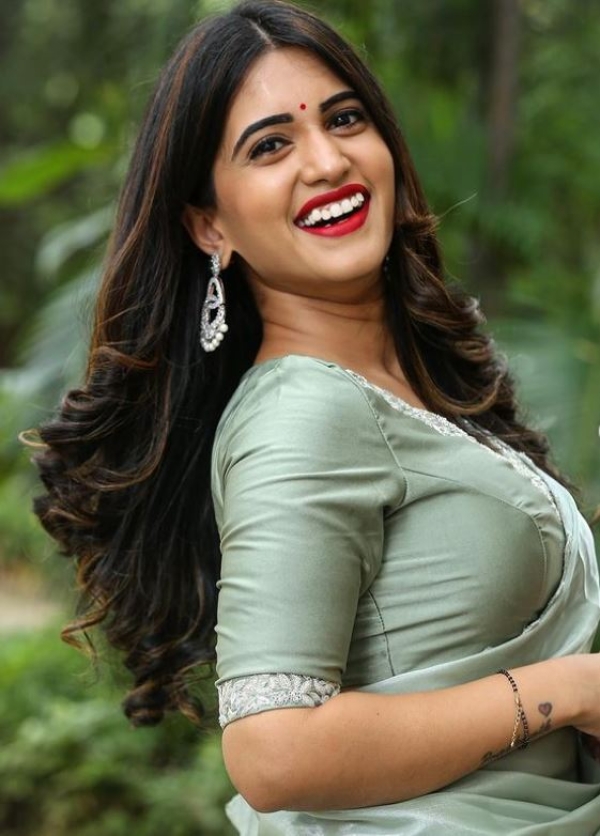 Anchor Sravanthi: యాంకర్ స్రవంతి అందాల ఆరాచకం.. అబ్బో ఏముంది గురూ ...