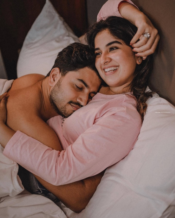 Aparna Thomas And His Husband Jeeva Joseph Vaccation Romantic Pics Goes ...