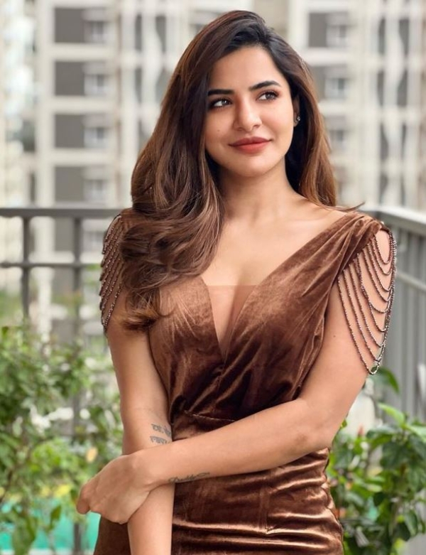 Ashu Reddy: అందమైన భంగిమలతో అషు రెడ్డి.. ఎంత అందంగా ఉందో చూడండి! | Ashu ...