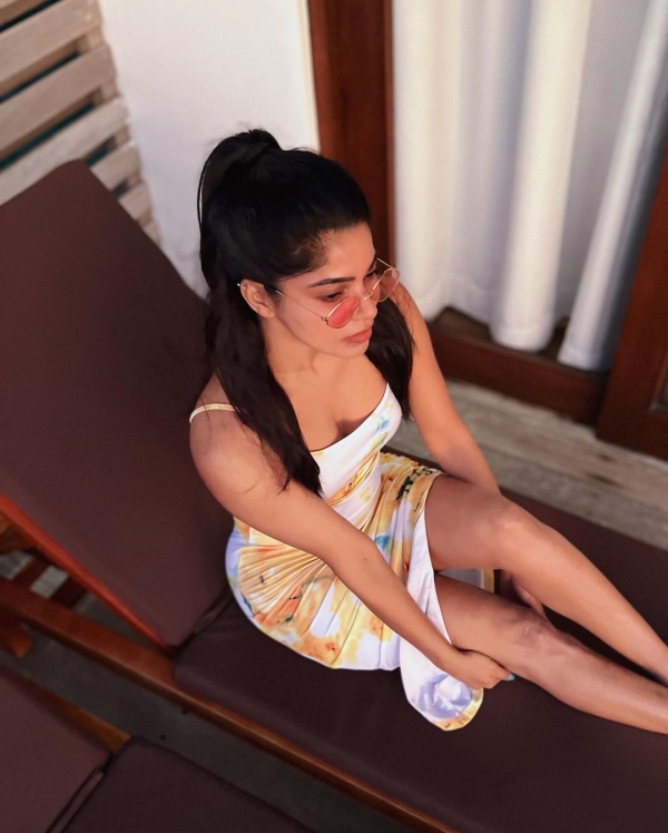 தொடையழகை காட்டி தெறிக்கவிடும் பேச்சுலர் பட நடிகை.. எல்லாமே செம ஹாட்டா இருக்கே! | Divya Bharathi ...