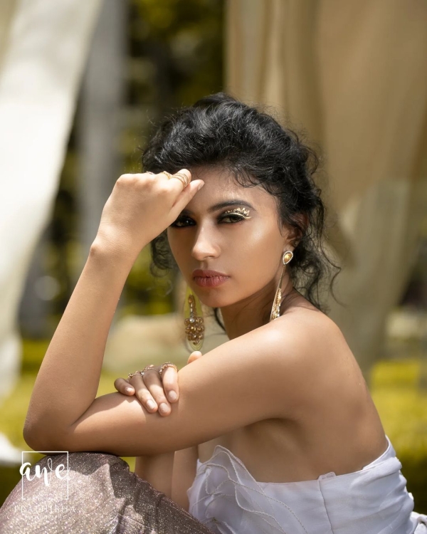 எக்கச்சக்க கவர்ச்சியில் எருமை சாணி ஹரிஜா.. ஜாக்கெட் இல்லாமல் சேலை ...